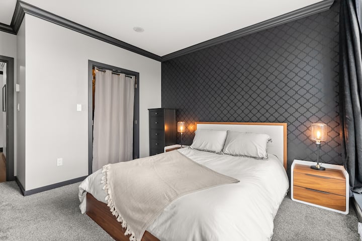 1br Sub-penthouse W/ Scenic Views | Science World - Vancouver