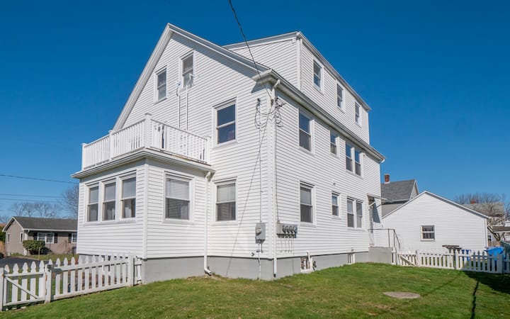 Large Converted House Near Beach! Private Deck! - Newport, RI