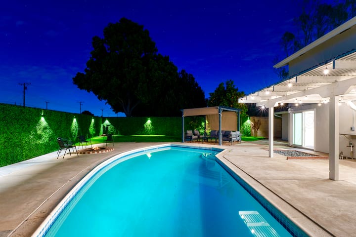 Modern Summer Pool House In Heart Of Oc - Huntington Beach, CA
