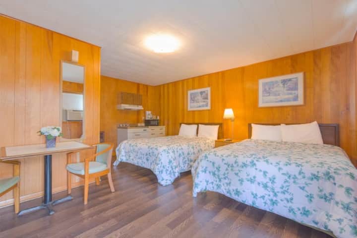 Family Room With Kitchenette (2 Queen Bed) - Conneaut Lake, PA