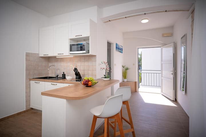 Modern Beachfront Studio - Bol