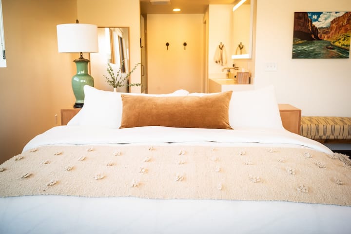 Throne Room - Penthouse At The Shorehouse Hotel - Buena Vista, CO