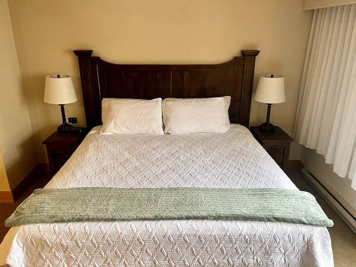 Ski In/out With King Bed, Outdoor Hot Tub + Pool - Crested Butte, CO