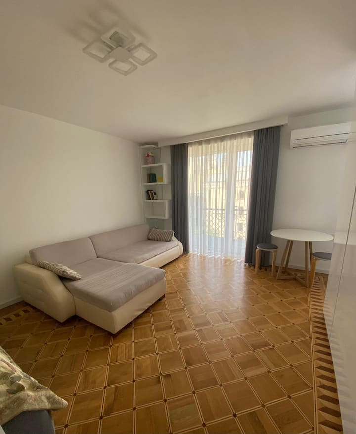 Deluxe Studio Apartment With Sunny Balcony View - Bakú