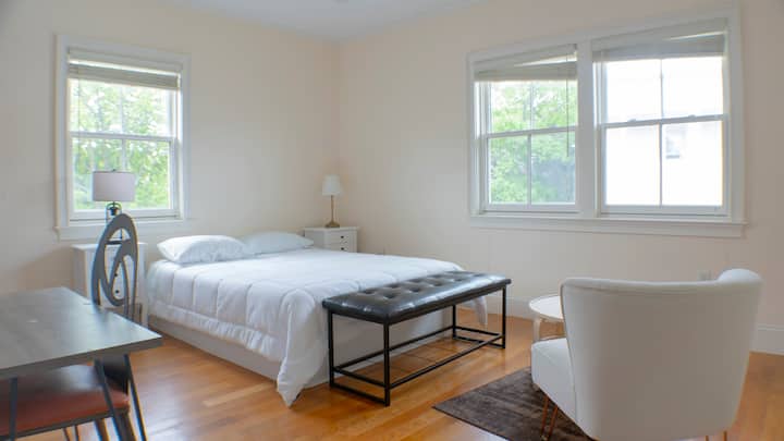 Private Room With En-suite Bath. Near Longwood Med - Boston, MA