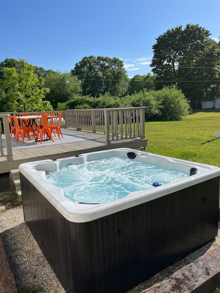 Union Pier - Hot Tub/fire Pit! - Union Pier, MI