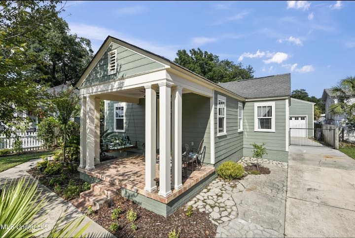 Charming Coastal Cottage W/ Pool And Walk-to-beach - Biloxi, MS