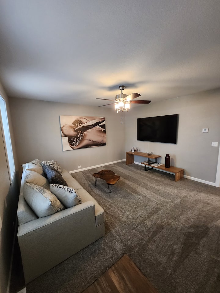 Downtown Central! Entire Home, 75"tv - Eau Claire, WI