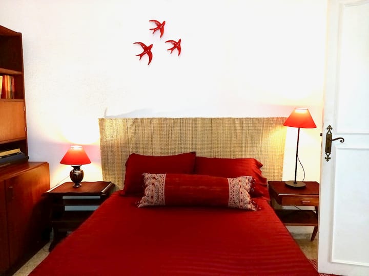 Chambre Rouge Avec Lit Double. - Sidi Bou Saïd