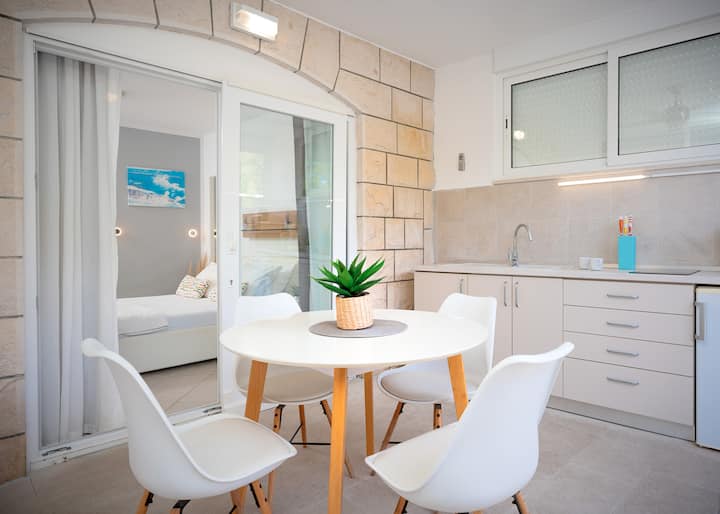 Beachfront Studio *Fab Location* - Bol