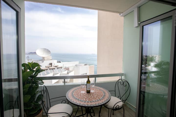 Palmove Luxurious Beachfront Apt - Перволия
