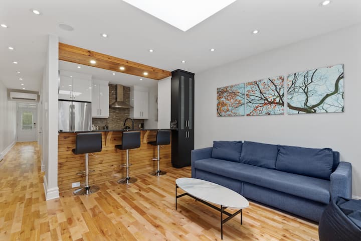 Luxurious Top Floor Condo Close To Cafés & Markets - Montreal