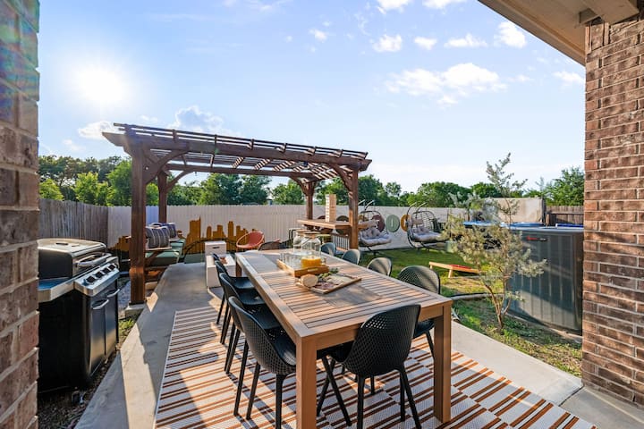 Hottub|grill|backyardpatio|gameroom|firepit|14p - Austin
