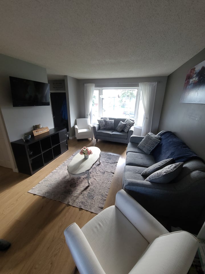 Full House | 10 Guests | Espresso Machine | A/c - Red Deer