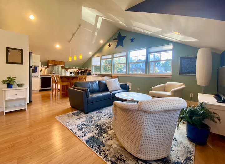 Hip & Sunny Lake Whatcom Apartment - Bellingham, WA
