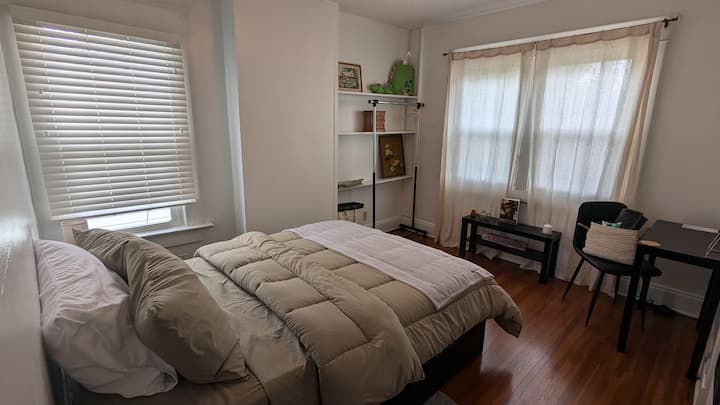 Cozy Room In South Clintonville - Columbus, OH