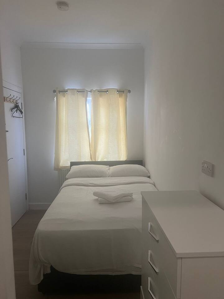 Ensuite Room In Prime Location - Ilford