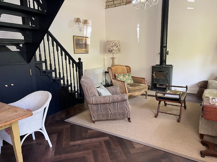 Beautiful & Unique 17th Century Coach House - Chippenham