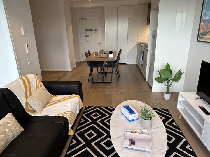 Spacious One Bedroom Waterview Apartment + Study - Melbourne