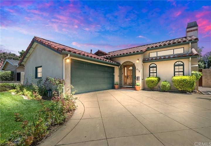 Cozy Neighborhood Home - Seal Beach, CA