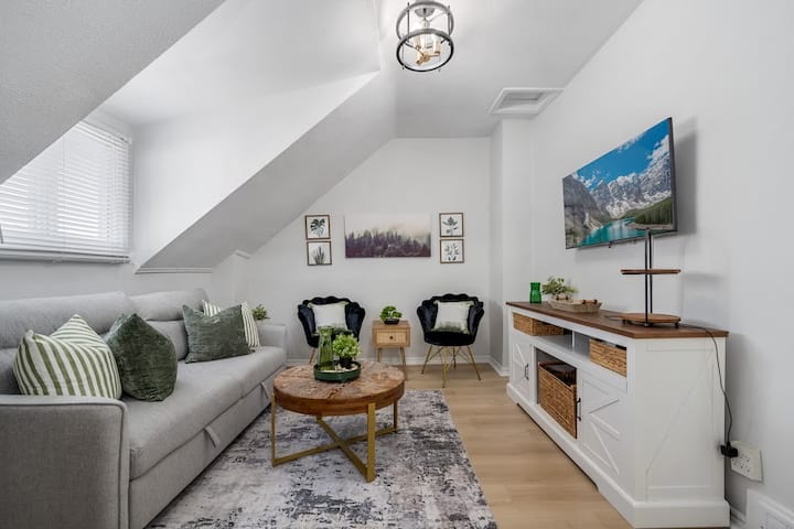 Green Pine Apartment, Centrally Located - St. Catharines