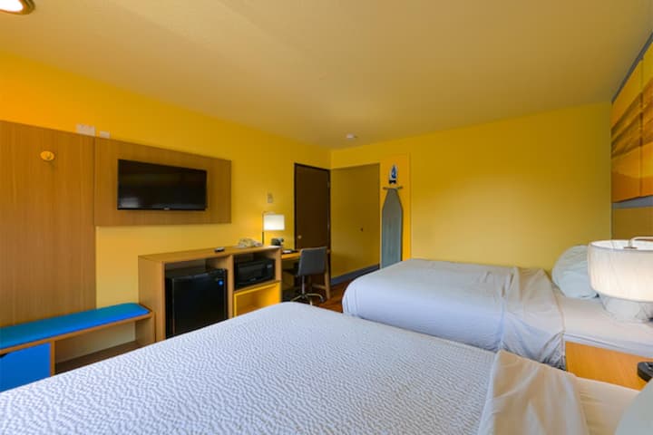 Coastal Inn By Lincoln City Double Queen Room - Lincoln City, OR