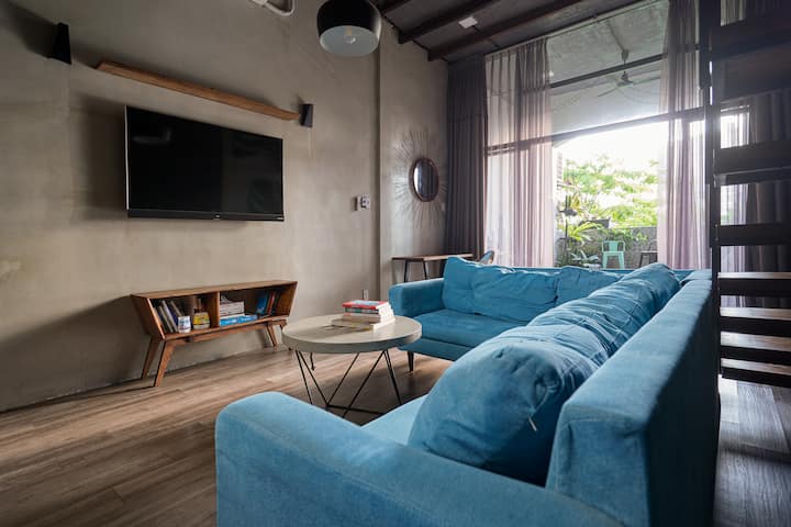 Ben Thanh Market - D1 French Colonial Oasis 2br - Ho Chi Minh-staden