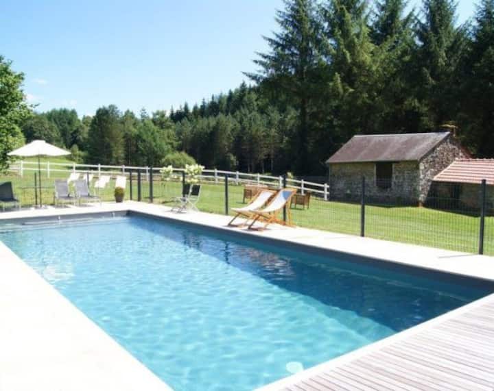 Gîte Avec Piscine - Bourganeuf