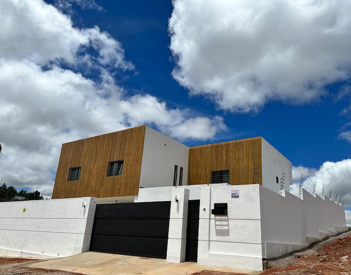 Villa Sécurisée Avec Piscine - Antananarivo