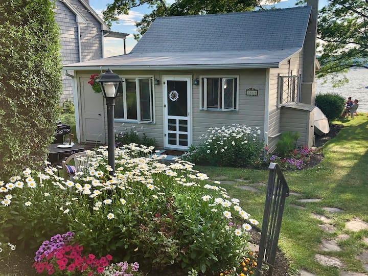Vintage Lakefront Cottage - Bloomfield, NY
