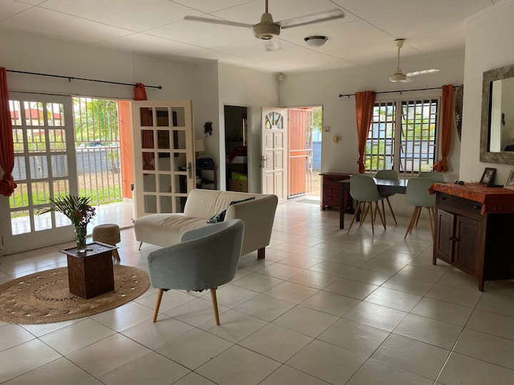 Tropische Woning Met Mangoboom - Suriname