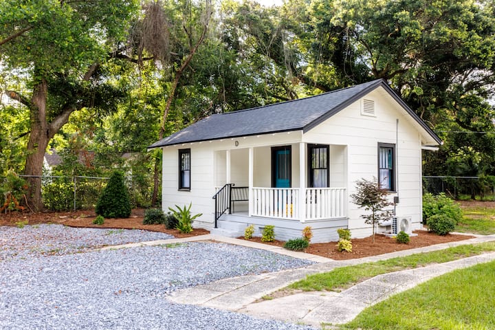 The Pelican: Serene East Hill Villa - Pensacola, FL