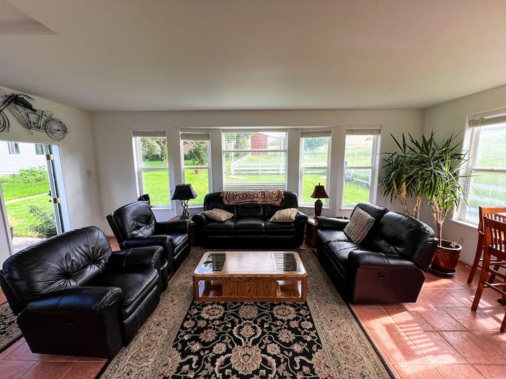 Farmhouse Manor - Ellensburg, WA
