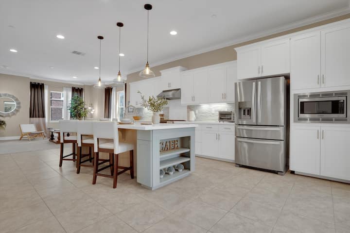 Modern Comfort: Deluxe Amenities & Elevator - Pleasanton, CA