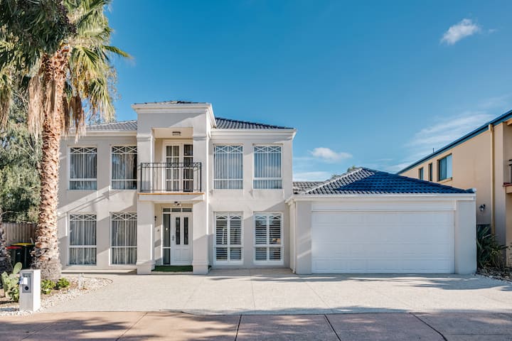 Stayau Family Group 6br Oasis Sanctuary Lakeview - Point Cook