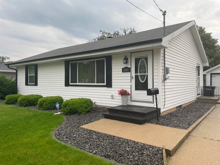 Cozy Home 2 Blocks From Eaa! - Oshkosh, WI