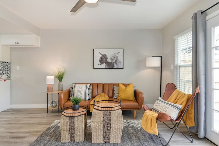 Zennest Neardt: Modern,2br,slp5,w/yard& Poolaccess - Sacramento, CA