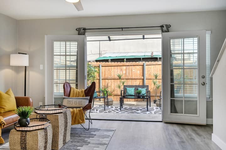 Modern Zest: Pool, Private Patio & Near Mercy Sj - Sacramento, CA