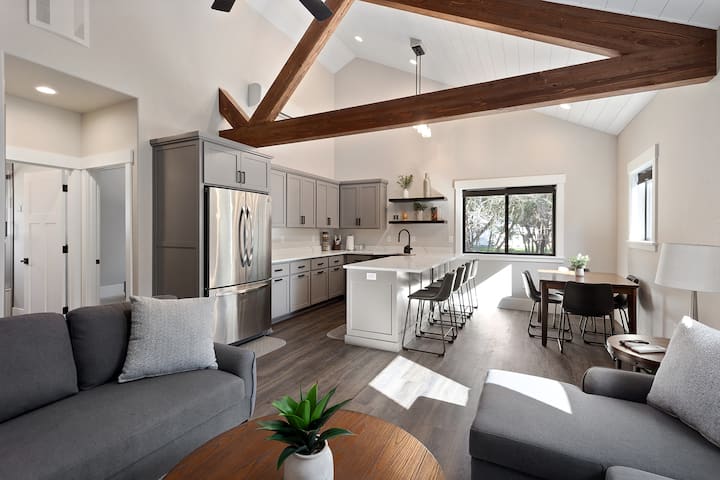 Hawk Nest Barn Loft - Rogue River, OR
