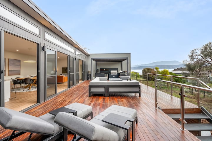 Beachfront, Luxury, Family Home In Opossum Bay - Hobart