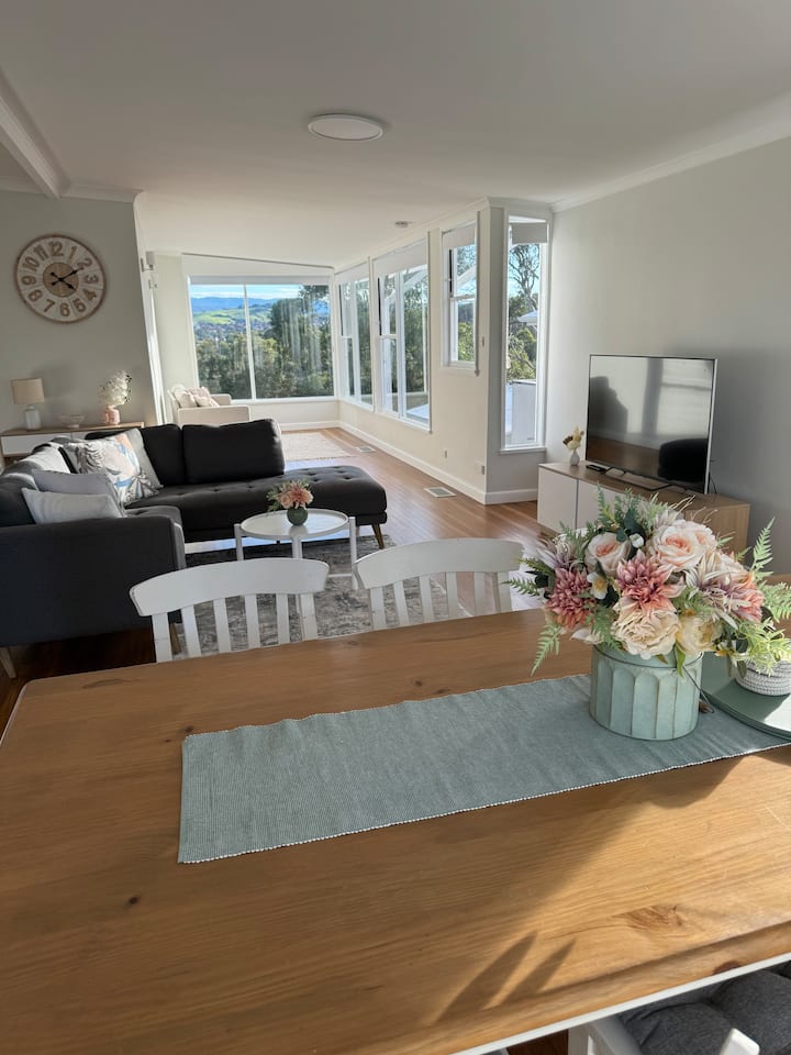 Sunny Rose: Home Steps To The Beach 
Spacious Yard - Kiama