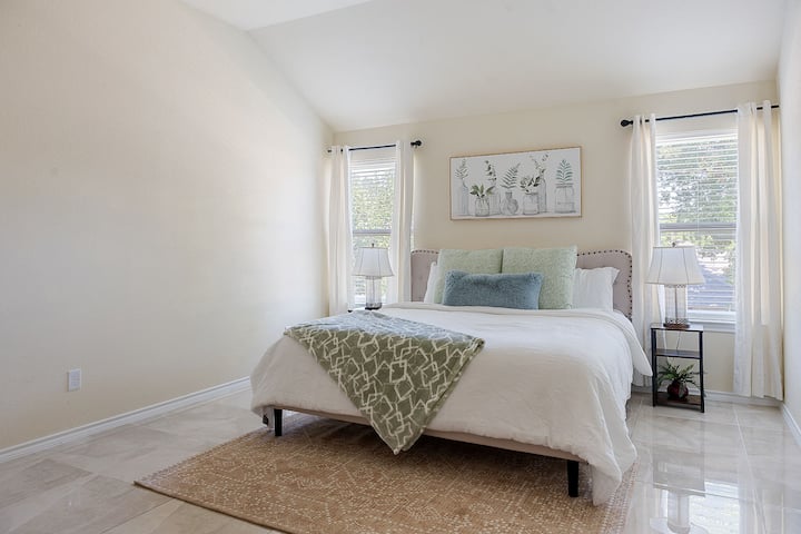 Spacious 4br Retreat With Pool Table & Game Room - Grand Prairie, TX