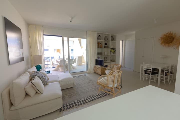 3br Apt W/ Private Balcony | Pool | Free Parking - Tavira