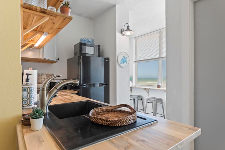 Oceanfront Retreat In Daytona! - Daytona Beach, FL