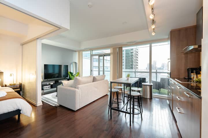 Cn Tower View Stay Steps To Rogers Centre - Toronto