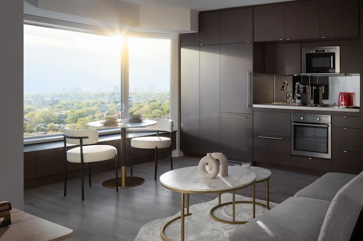 Luxury Modern Suite | Prime Location & Views - Toronto