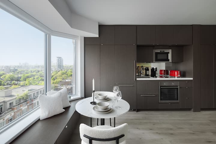 Luxury Modern Suite|yorkville Prime Location&view - Toronto