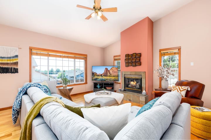 Redmond Rocks | 1 King & 2 Queens | Office | Pets - Redmond, OR