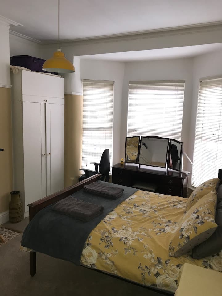 Spacious Double Bedroom In A Large Town House - Cheshire
