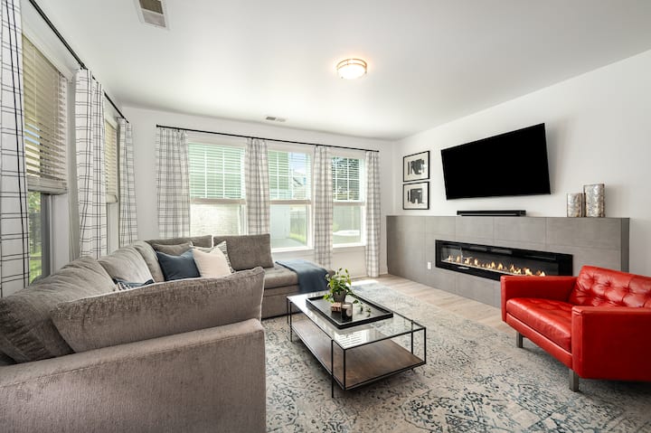 Stylish & Spacious Group Getaway~2 Miles To Uptown - Charlotte, NC
